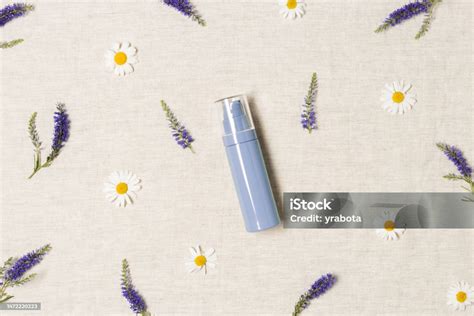 천연 화장품 제품 및 야생화 데이지와 보라색 베로니카를 린넨 천 배경 트렌드 패턴에 적용합니다 유기농 허브 스킨케어 트리트먼트 건강과 뷰티 건강한 라이프스타일 컨셉 메이크업