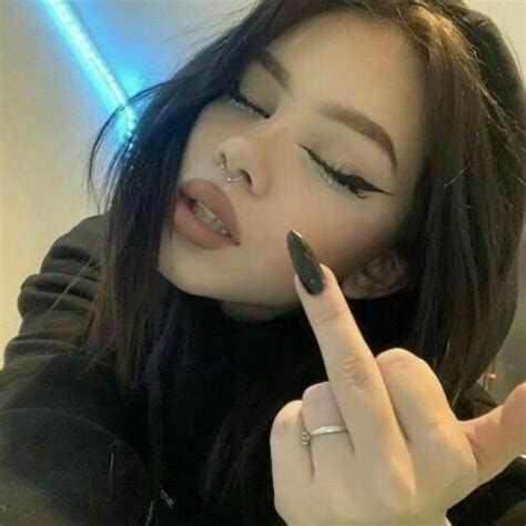adlı kullanıcının girlz 3 0 panosundaki Pin Grunge kızlar
