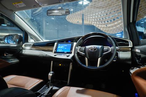 Toyota Innova Crysta 24 S K Car Lounge