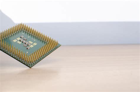 마더보드 근접 촬영 Cpu 데스크탑의 Cpu 중앙 프로세서 장치 컴퓨터 칩과 Pc가 접촉을 향하고 있습니다 프리미엄 사진