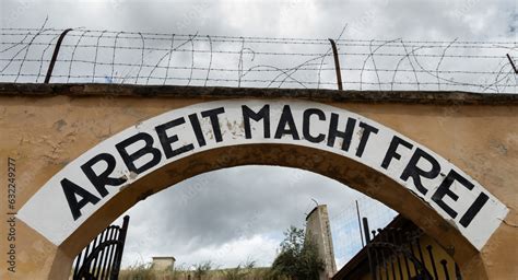 Photo Stock Arbeit Mach Frei Sign „work Sets You Free“ In German Over
