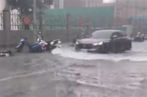 雨彈狂轟新北！整條街淹水「如泛舟現場」 堤外便道「汽車滅頂畫面曝」 風傳媒