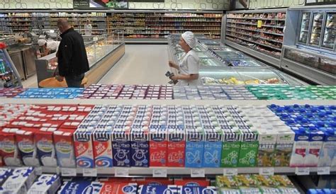 Mlijeko sve skuplje u marketima u BiH farmeri traže reakciju i da