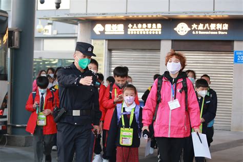 深港跨境学童返校忙通关口岸福田