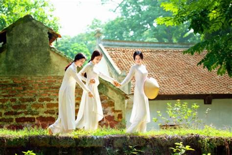 “昔日花园”图片展推崇越南传统奥黛文化之美 Vietnam Vietnamplus