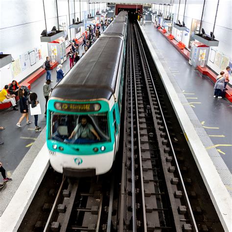 Paris Poussée Sur Les Rails Du Métro Par Une Sdf Une Femme Sauvée In