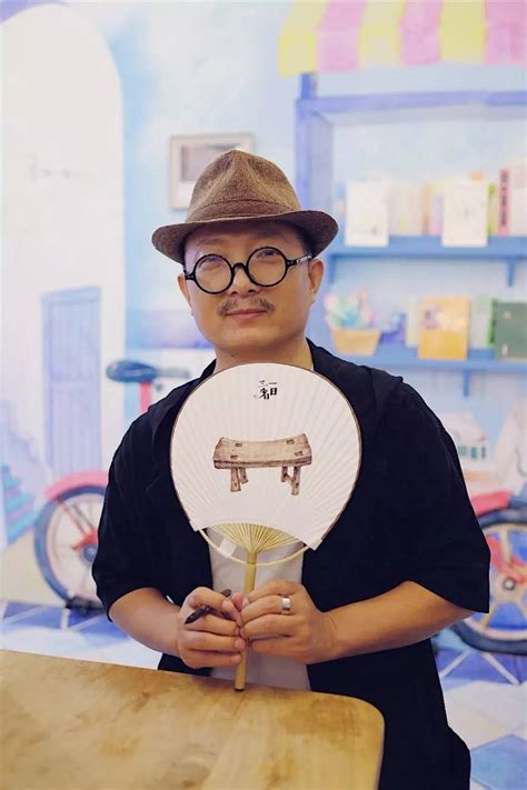 炎炎夏日，手拿团扇已成新潮流！印有知彌水墨画的这把团扇，你要有！