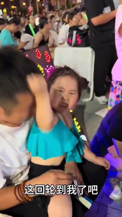 这谁家显眼包啊 当带着他俩去看姐姐演出，本来是来当啦啦队的，结果一回头，哎呀笑不活了，这俩显眼包开始蹦迪了，你俩有考虑过其他家长的感受嘛萌娃