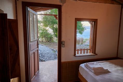 나무 문과 입구 옆에 위치한 싱글 침대가 있는 현대적인 침실 인테리어 가까운에 대한 스톡 사진 및 기타 이미지 가까운 거울 깨끗한 Istock