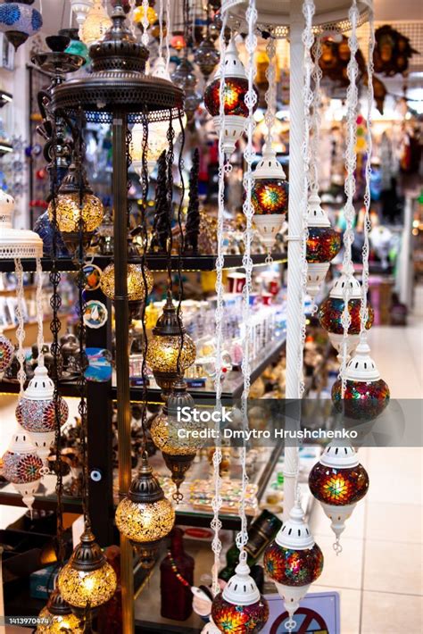 전통적인 수제 다색 터키어 모로코 아라비아 램프 모자이크 스타일과 컬러 유리 랜턴 터키의 기념품 가게에있는 터키 램프 0명에 대한 스톡 사진 및 기타 이미지 Istock