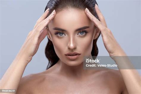 그녀의 얼굴을 만지고 여자 예쁜 여자 닫 다 갈색 머리 모델 터치 그녀의 얼굴 뷰티 룩 갈색 머리에 대한 스톡 사진 및 기타