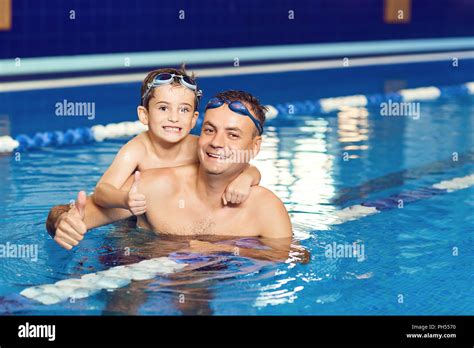 Vater Und Sohn Im Schwimmbad Fotos Und Bildmaterial In Hoher