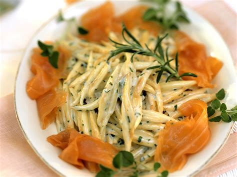 Pasta mit Sahnesoße und Lachs Rezept EAT SMARTER