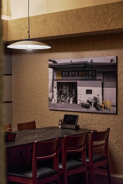 빈티지한 분위기의 블랙 우드톤 70평 고깃집 인테리어 용산구 한강로