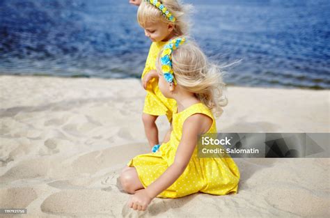 야외에서 포즈를 취하는 드레스의 사랑스러운 아이 바다에서 휴식을 취하는 어린 아기 소녀 여자는 함께 재미 여름의 개념 어린