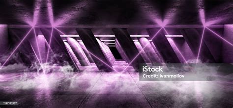 자주색 분홍색 형광 성 네온 레이저 연기 안개 어두운 빈 차고 홀 지 하 시멘트 나이 콘크리트 열 삼각형 모양의 공상 과학 소설 현대 우아한 스타일 홀 터널 복도 3d