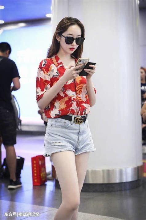 蒋梦婕长出名了，这么短的热裤硬要穿，网友：腿长一米一我都信！蒋梦婕热裤高跟鞋新浪新闻