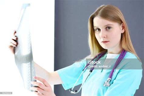 의사 여자 외과 의사 진료소 또는 병원에 창문 가까이 서 있는 동안 X 선 사진 검사 의학 및 건강 관리 개념입니다 직장에서 의사입니다 건강 진단에 대한 스톡 사진 및 기타