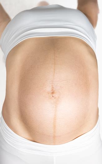 스포티한 임산부가 임신 마지막 달에 다리 운동을 하고 있다 세 번째 삼 분기 36 주 평면도 흰색 배경입니다 밝은 샷 구름다리
