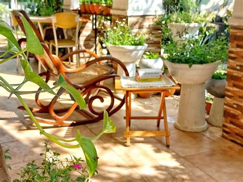 Simple අද මගේ ස්තුතිය සෙමින් සන්සුන්ව ඇරඹෙන සුන්දර නිස්කලංක උදෑසනක නිවස ඉදිරිපස ඇති