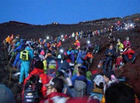 注意！富士山顶附近登山者“挤爆了”，日本政府呼吁这么做 日本通