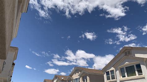 기대 맑디맑고 푸르르르르~~른 하늘 누가 라스베이거스의 상징이 무어냐고 물으면 맑고 푸르른 하늘”이라 답할 것이다 이곳 하늘은 마치 화판畵板 같다 각양각색의