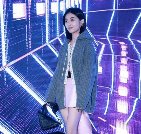 张子枫恋爱后放飞，转型秀性感，身穿过万高奢礼服，却惨变小短腿外套妹妹大衣