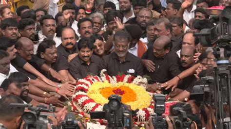 ஜெயலலிதா நினைவிடத்தில் ஓபிஎஸ் மரியாதை மின்னம்பலம்