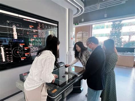 教育部义教信息科技课程标准专家组组长熊璋教授莅临新东方智慧教育考察指导教育装备采购网