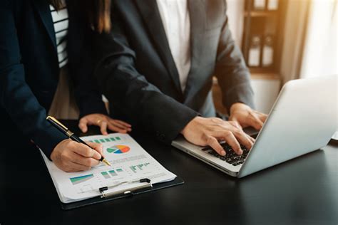 팀 비즈니스 미팅 프리젠 테이션 현대 사무실에서 일하는 사업가 작업 아침 빛에 있는 백색 책상에 휴대용 퍼스널 컴퓨터 및 정제 및 스마트폰 2명에 대한 스톡 사진 및 기타