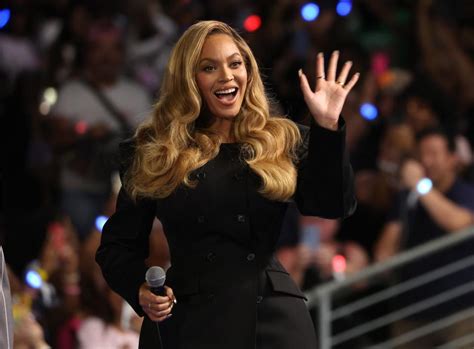 5 Stunning Beyoncé Photos Of Her Endorsing Kamala Harris At A Houston Rally