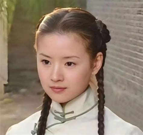 董洁素颜走机场被偶遇，穿奶奶装配老爹裤，不仅不土，意外时髦又高级！