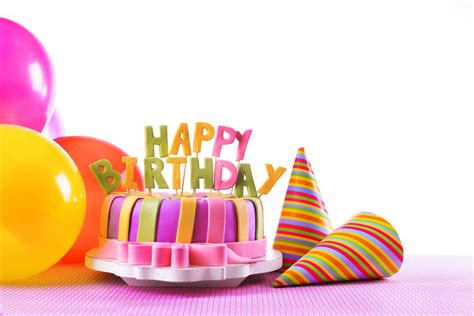 Обои на рабочий стол Праздничный торт с буквами Happy Birthday с Днем