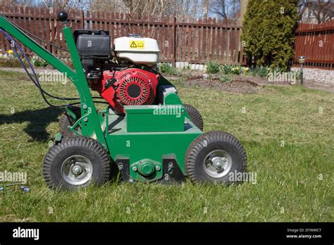 Rasen Aerator A Rasen Belüfter ist ein Garten Werkzeug oder Maschine den Boden belüften auf
