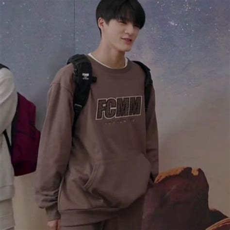 ปักพินโดย Lilly Höllrigl ใน Nct