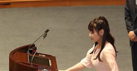 안내견과 함께 대정부질문 나선 김예지 의원