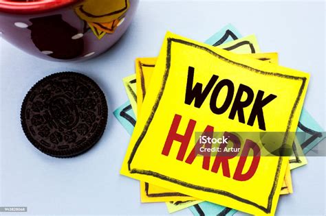 참고 작업 하드 보여주는 작성 비즈니스의 투쟁 성공 노력 야망 동기 성과 작업 일반 배경 컵에 노란색 스티커 메모 용지에 작성을 보여주는 사진 개념에 대한 스톡 사진 및