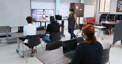 Talleres Para Adultos Sobre El Uso De La Tecnología Activo