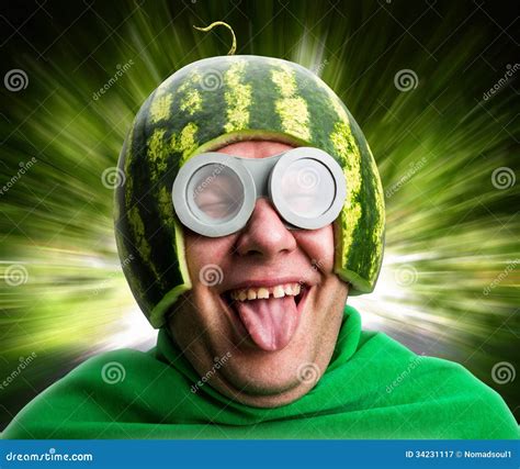 Смешной человек с шлемом арбуза и гуглит Стоковое Изображение изображение насчитывающей
