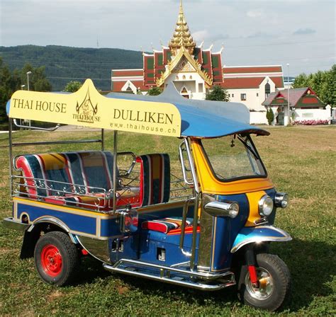 Thailändisches Tuk Tuk Taxi Vor Dem Wat In Gretzenbach Ch Foto And Bild