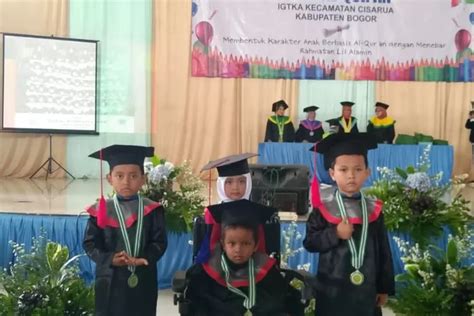 Air Mata Haru Di Hari Tasyakuran Wisuda PAUDQu Rumah Iqro Bunda Melintas