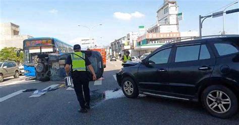 宜蘭縣救護車趕火場遭撞翻車 駕駛：他突然衝出來！ 社會 Ctwant