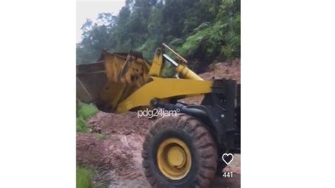 Longsor Di Lima Puluh Kota Akses Jalan Sumbar Riau Di Lubuk Alai