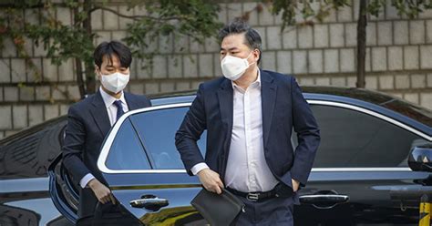 하차하는 유동규 포토