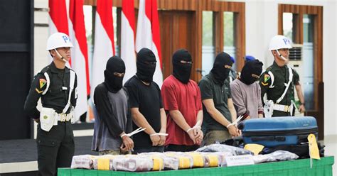 Pangdam XII Tpr Serahkan Lima Tersangka Dan Barang Bukti Sabu 21 2