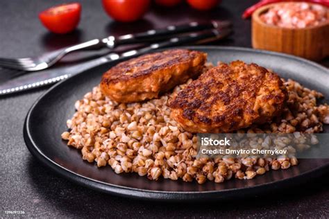 검은 접시에 야채와 향신료가 들어간 맛있는 신선한 삶은 메밀 죽 0명에 대한 스톡 사진 및 기타 이미지 0명 갈색 건강한