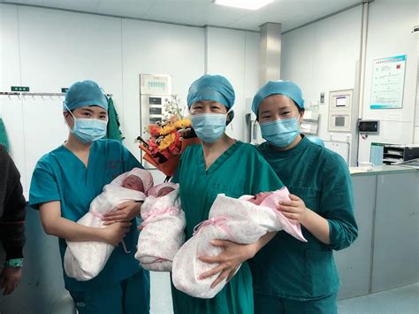 90后妈妈第三胎产下“纯自然”足月三胞胎武汉掌上武汉手机客户端