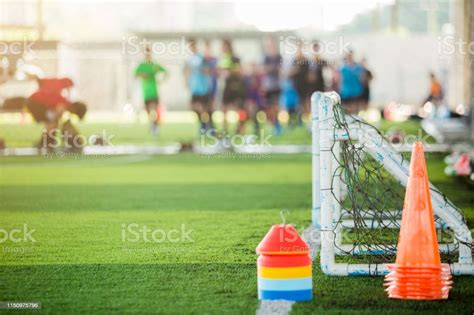 축구 훈련 장비에 대 한 녹색 인공 잔디에 마커 콘과 미니 목표의 멀티 컬러 축구에 대한 스톡 사진 및 기타 이미지 축구