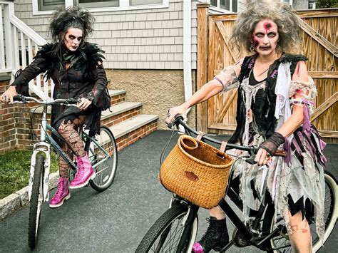 Exclusive Dancing Mob Of Mombies Zombie Housewives Dance On Halloween