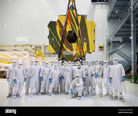 James Webb Space TelescopeReinraumtechniker posieren für ein Foto mit